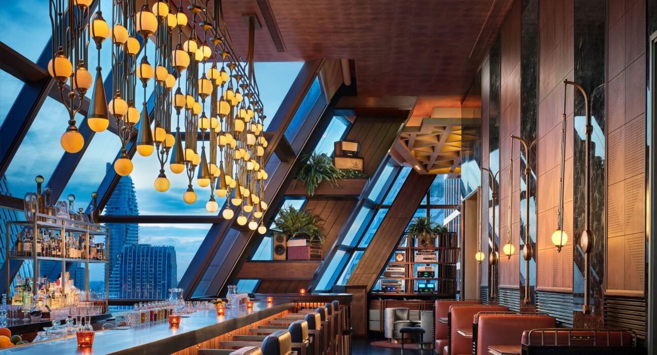 Lennon's Rooftop Bar - Das ultimative Retro-Schick-Erlebnis in Bangkok