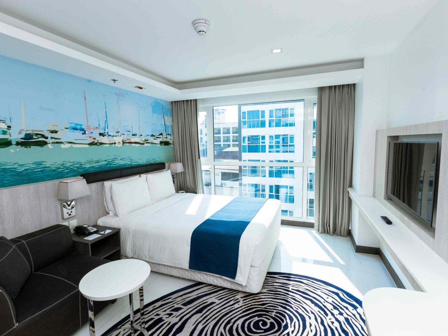 Entdecken Sie das Holiday Inn Pattaya - Ihr Strandparadies an Thailands ...